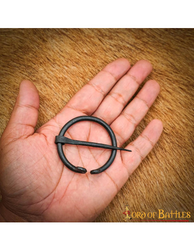 Fibule de cape médiévale en fer forgé ⚔️ Boutique Épées